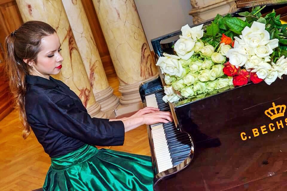 Julia Sinani | Pianist – Chamber Musician